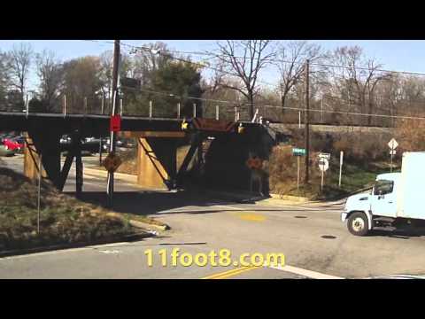 Boxtruck scrapes top at the 11foot8 bridge - 11 FOOT 8